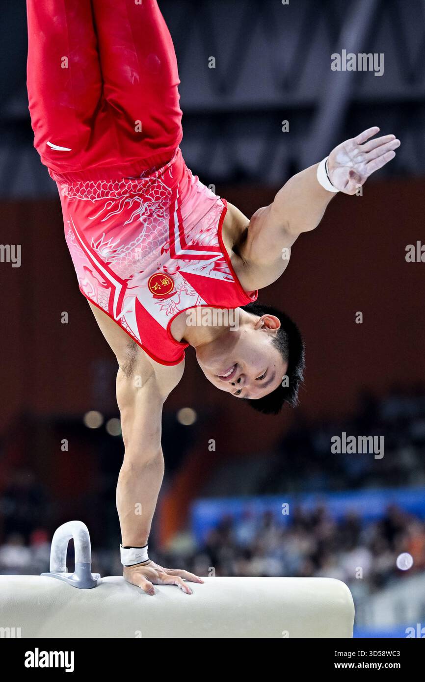 (251114) -- ZHAOQING, Nov. 14, 2025 (Xinhua) -- Yang Haonan of Zhejiang ...