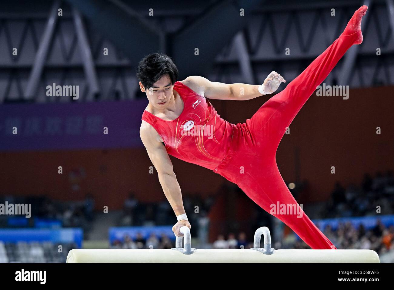 (251114) -- ZHAOQING, Nov. 14, 2025 (Xinhua) -- Zhang Boheng of Hunan ...