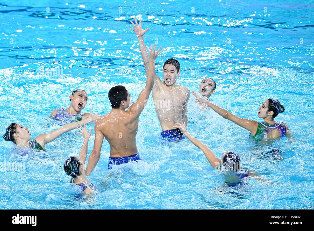 (251114) -- JIANGMEN, Nov. 14, 2025 (Xinhua) -- Team Beijing perform during the team acrobatic ...
