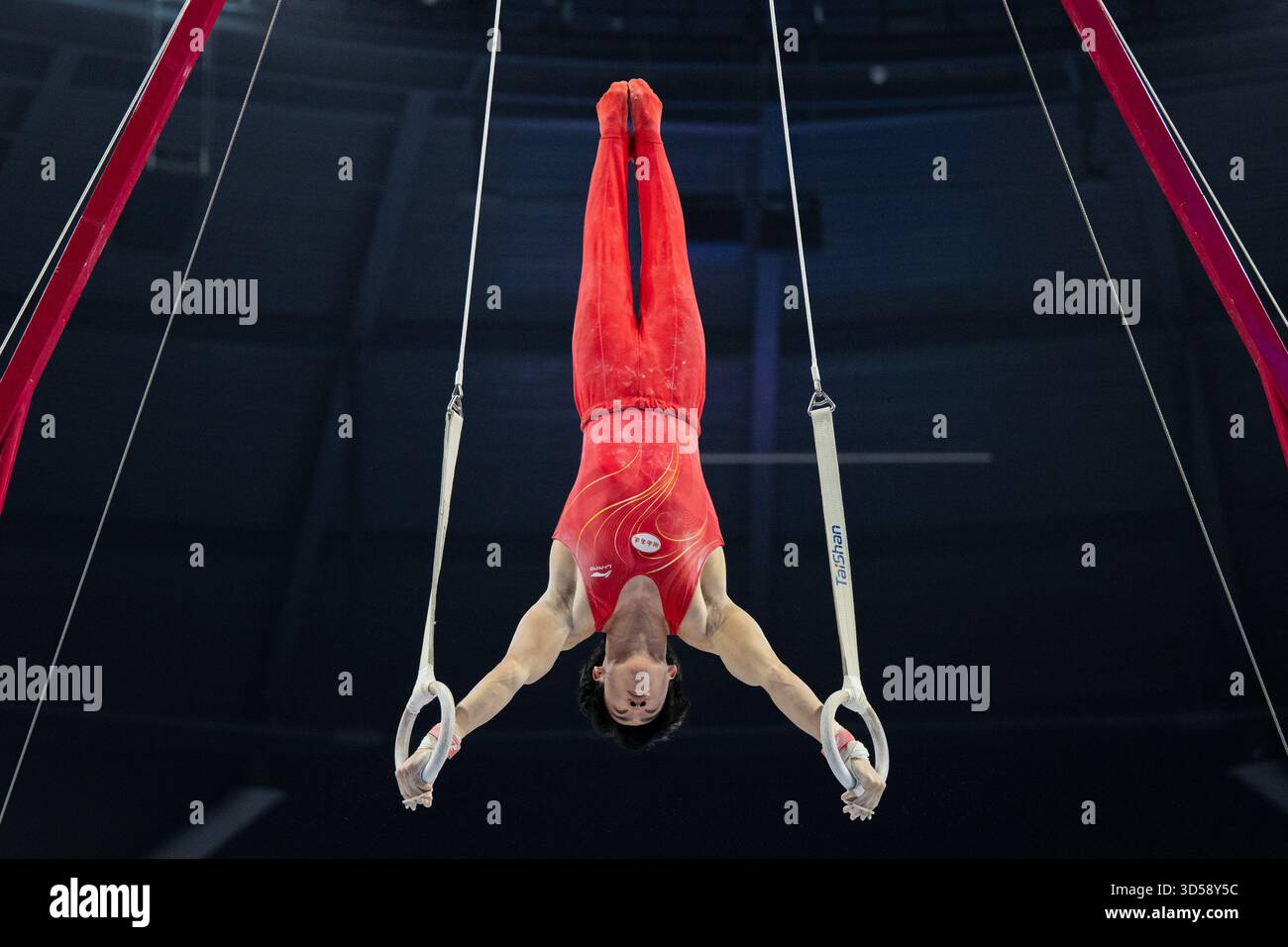 (251114) -- ZHAOQING, Nov. 14, 2025 (Xinhua) -- Zhang Boheng of Hunan ...