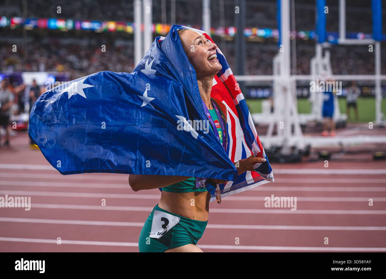 Jessica Hull celebrating her medal with her country's flag at the 2025 ...