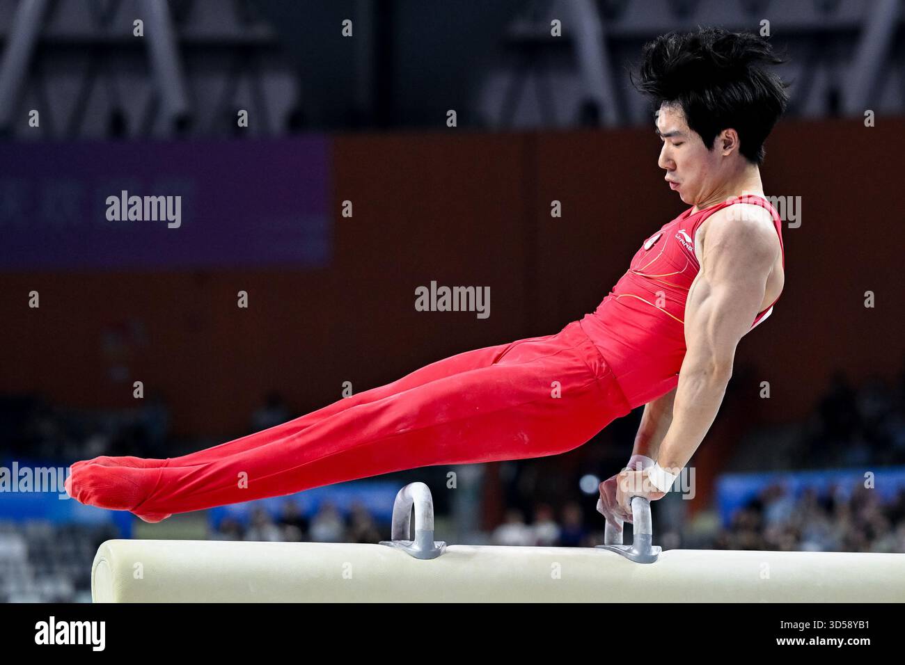 (251114) -- ZHAOQING, Nov. 14, 2025 (Xinhua) -- Zhang Boheng of Hunan ...