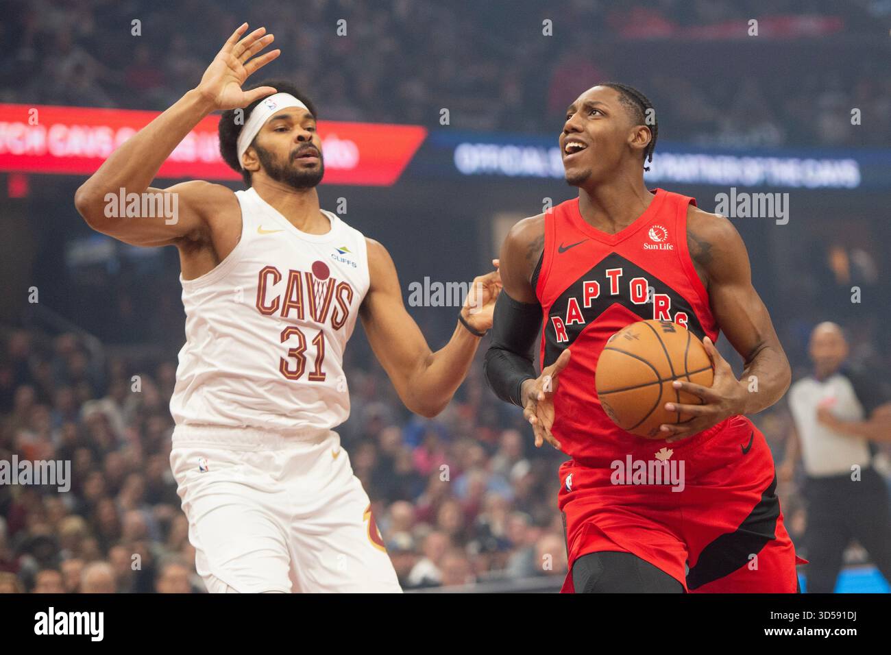 Cleveland Cavaliers' Jarrett Allen (31)defends against Toronto Raptors ...