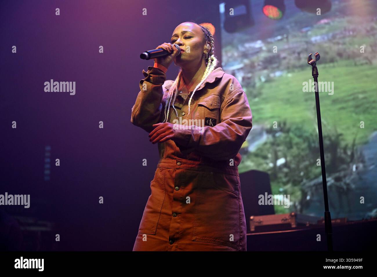 LONDON, ENGLAND - NOVEMBER 13: Emily Sandé performing for ‘I Love ...