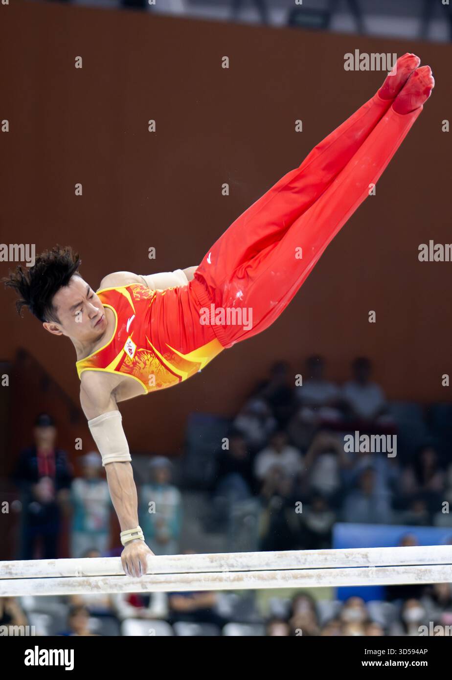 (251114) -- ZHAOQING, Nov. 14, 2025 (Xinhua) -- Zou Jingyuan of Sichuan ...