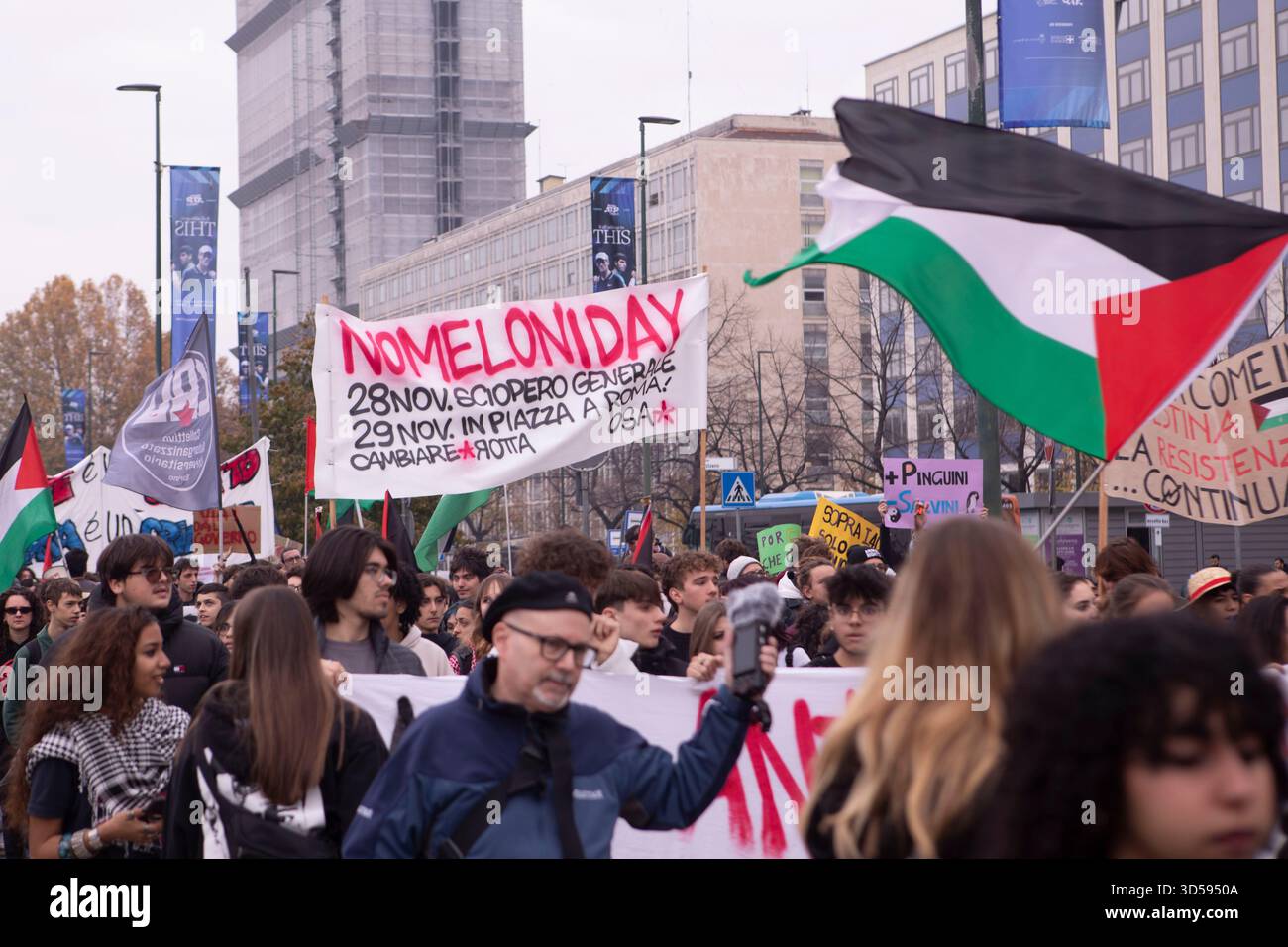 Manifestazione degli studenti “No Meloni Day”. Torino, Italia - 14 ...