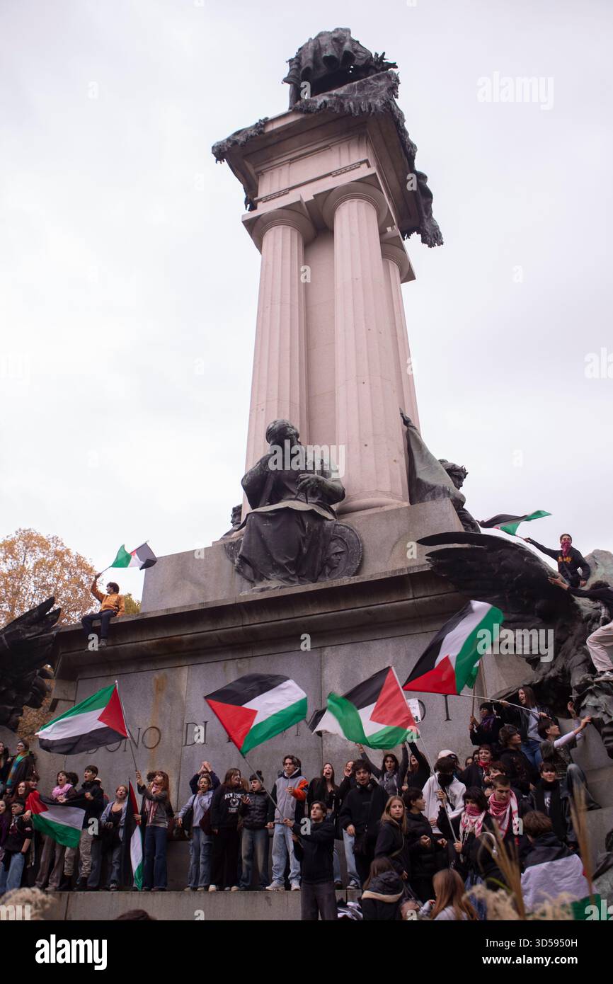 Manifestazione degli studenti “No Meloni Day”. Torino, Italia - 14 ...