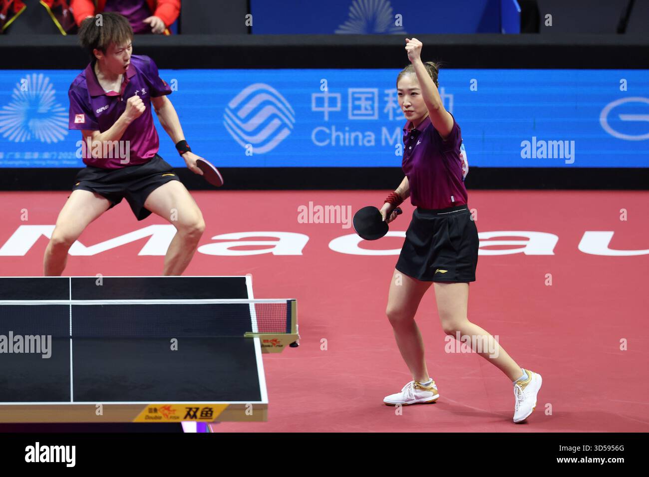 (251114) -- MACAO, Nov. 14, 2025 (Xinhua) -- Lin Gaoyuan/Liu Shiwen (R ...
