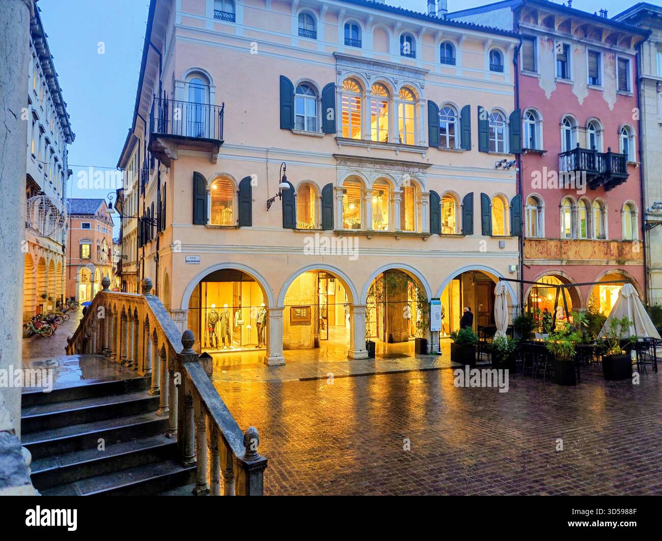 Arched arcades in historic hi-res stock photography and images - Alamy