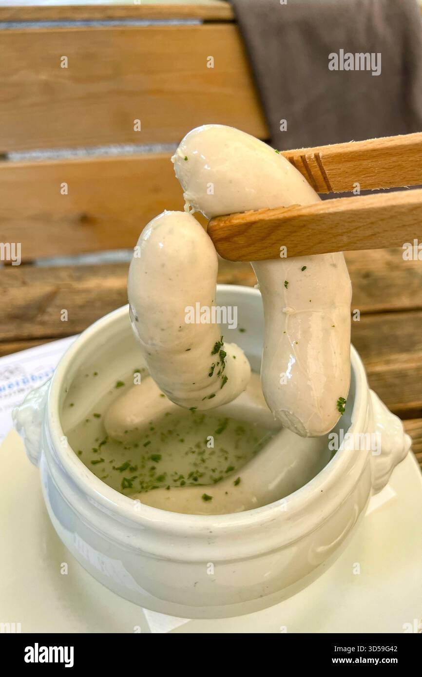 Die Weisswurst ist eine der bekanntesten Muenchner Spezialitaeten. Sie ...