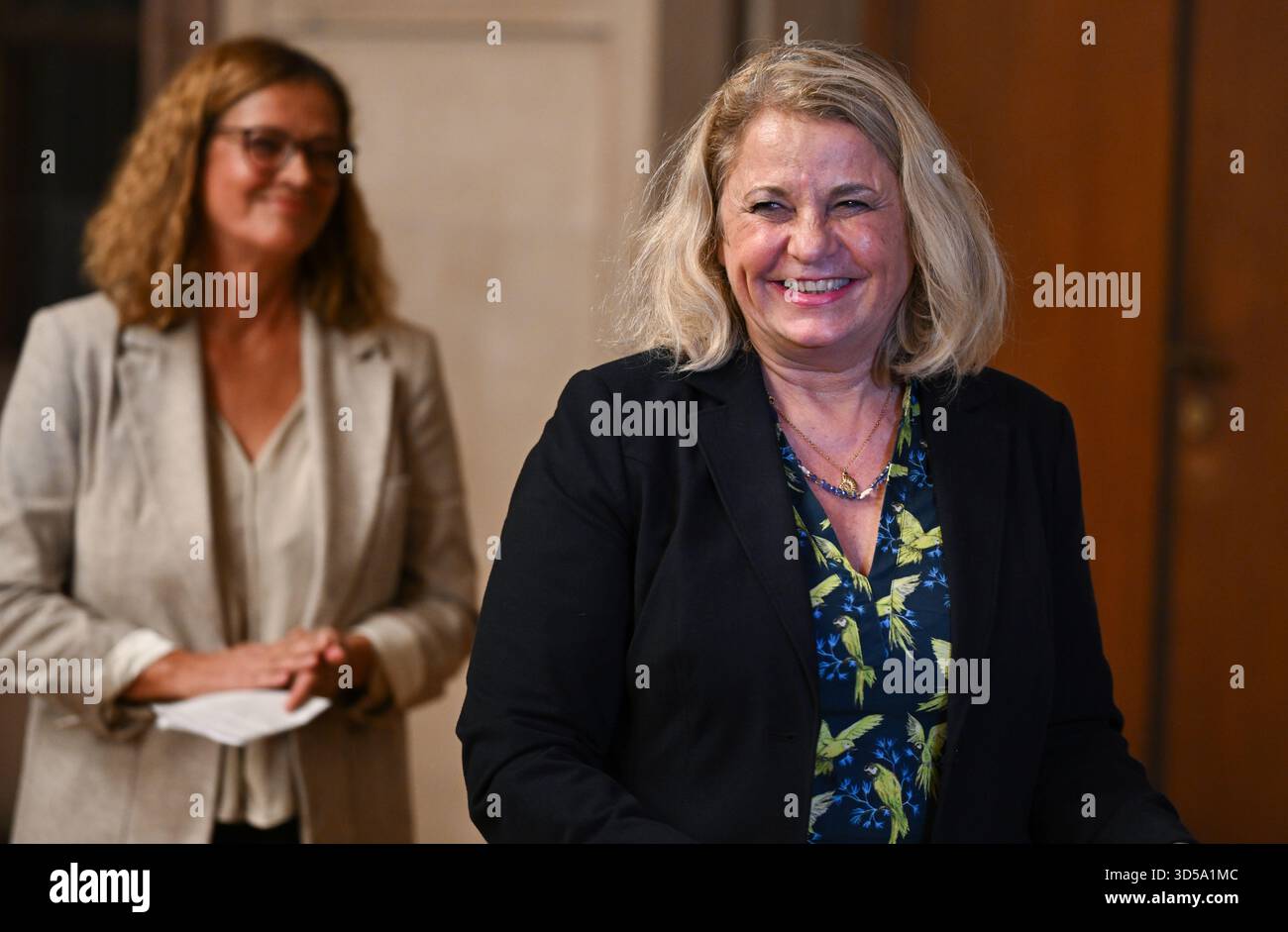 14 November 2025, Hesse, Frankfurt/Main: Journalist Susanne Koelbl (r ...