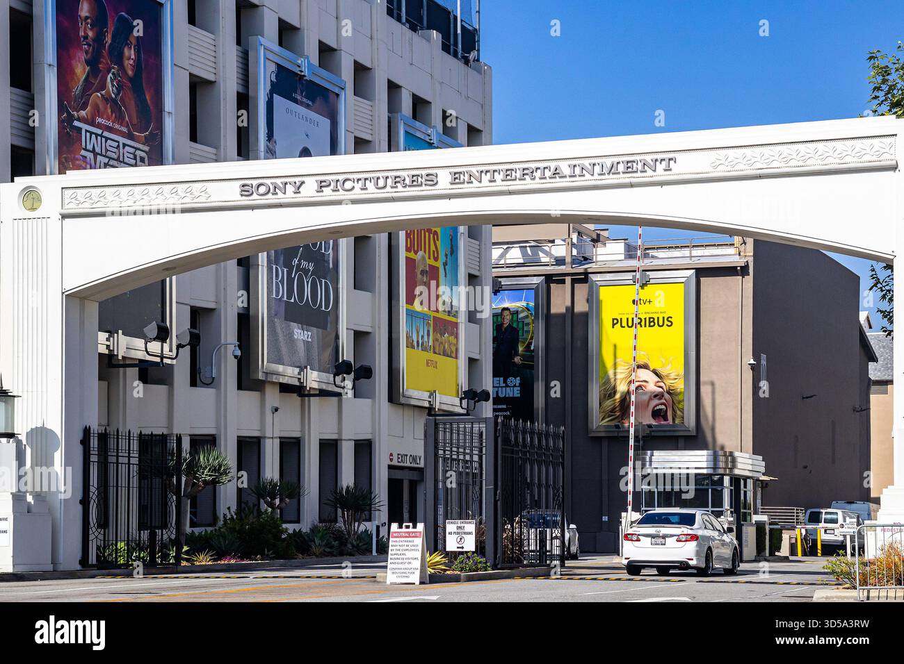 Sony Pictures Entertainment movie studio entrance gate in Culver City ...