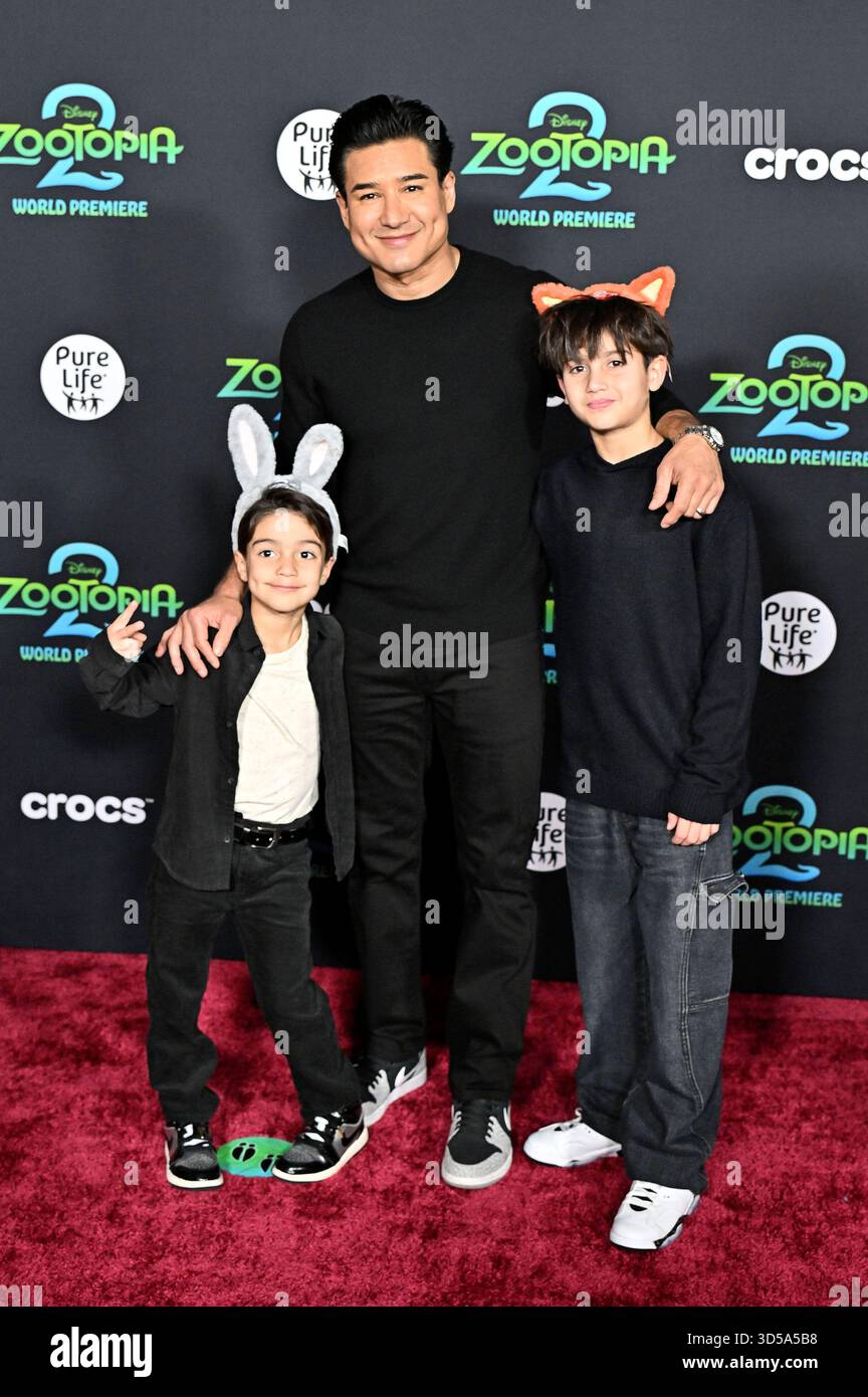 Mario Lopez mit Söhnen Santino Rafael Lopez und Dominic Lopez bei der ...