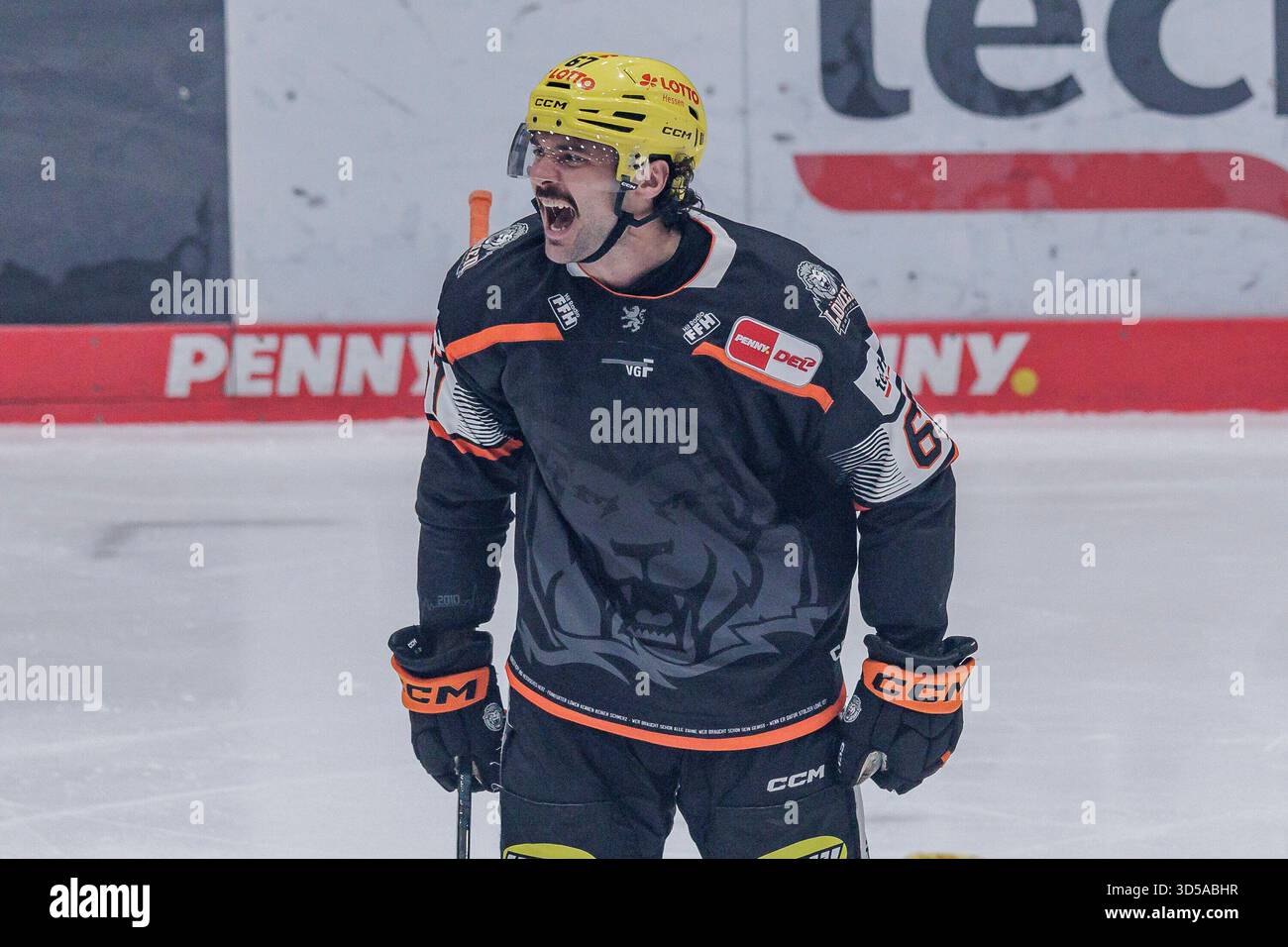 Matthew Wedman (Löwen Frankfurt #67) scored the goal [goal] / the shot ...