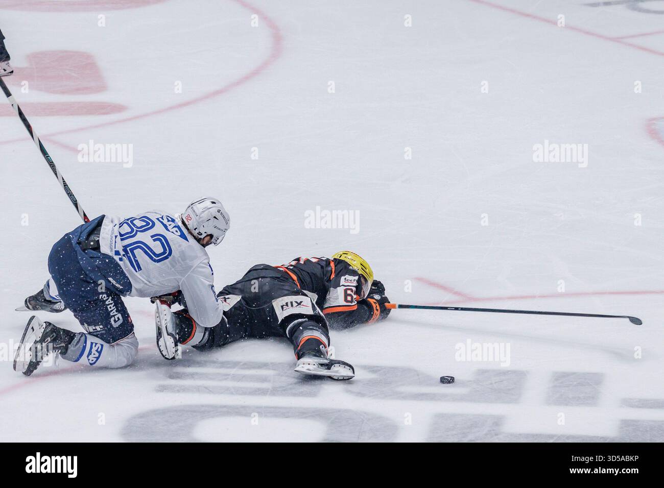 Hayden Shaw (Adler Mannheim #82) & Matthew Wedman (Löwen Frankfurt #67 ...
