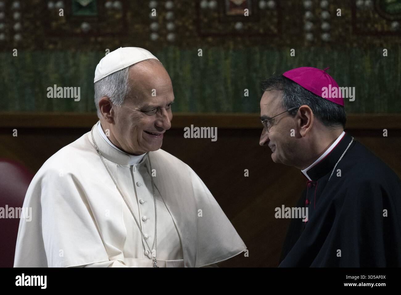 **NO LIBRI** Italy, Rome, Vatican, 2025/11/14. Pope Leo XIV shakes ...