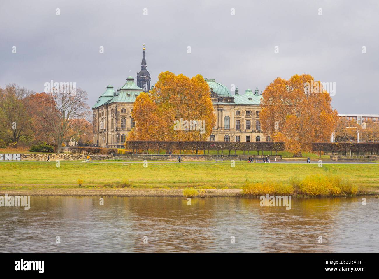 Dresden im Herbst Japanisches Plais am Elbufer. Dresden Sachsen ...