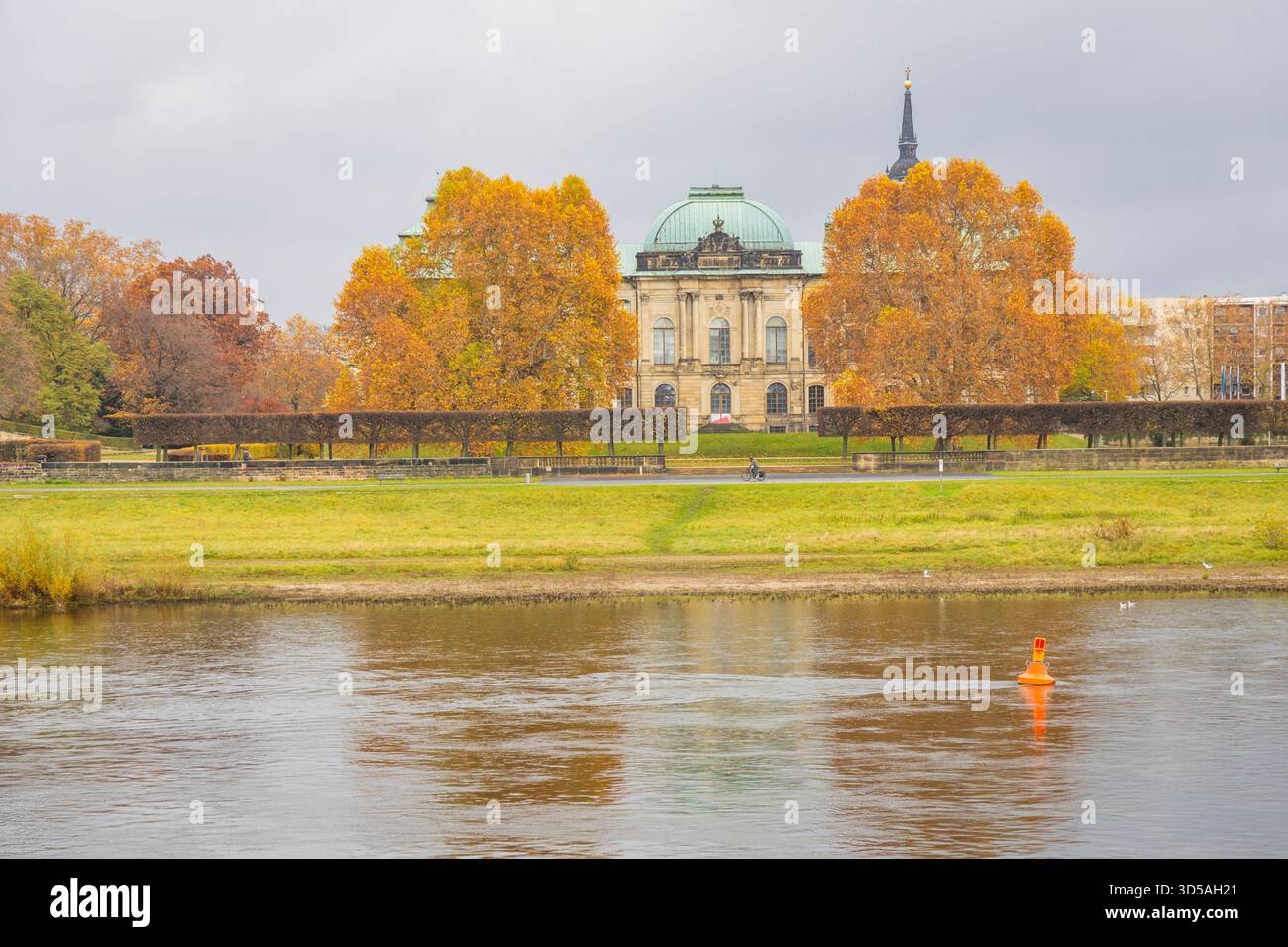 Dresden im Herbst Japanisches Plais am Elbufer. Dresden Sachsen ...