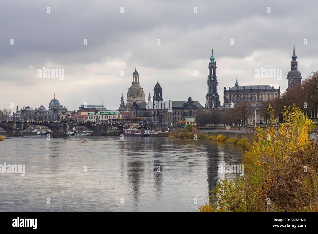 Dresden im Herbst Stadtsilhouette Dresden von der neuen Terrasse auis ...