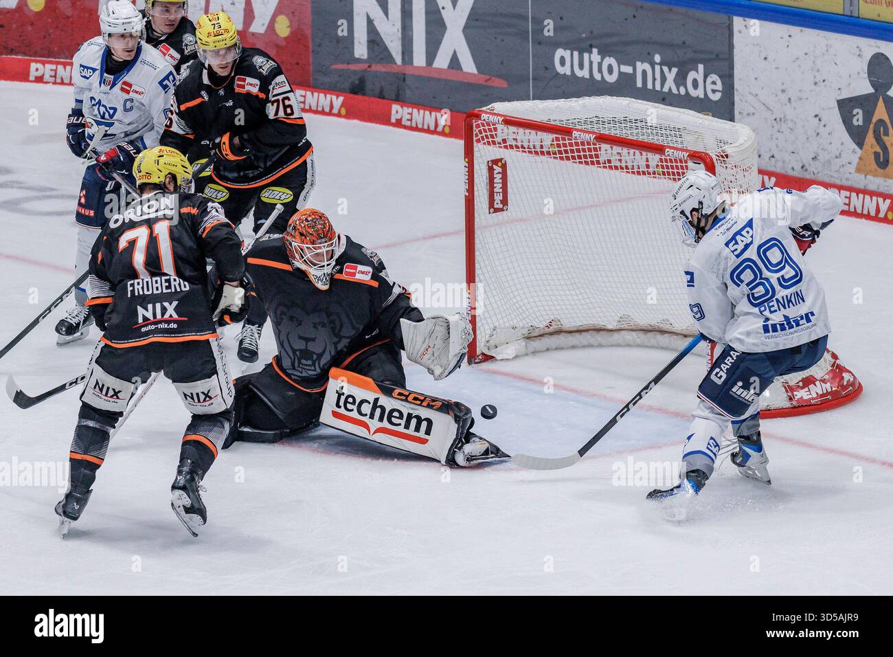 Max Penkin (Mannheim Eagles #39) shoots the puck on goal [goal] & Mirko ...