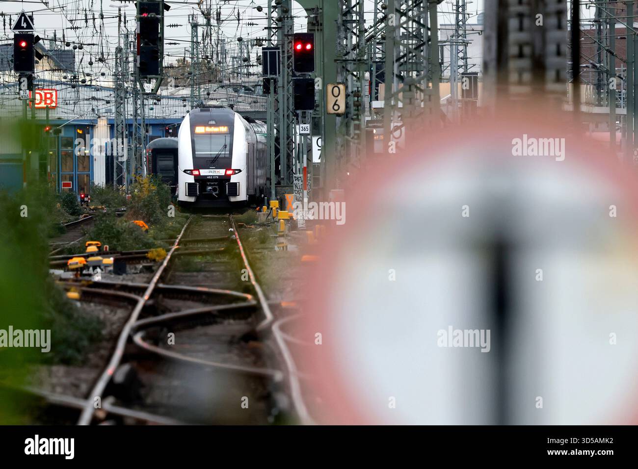 Impression of Cologne Central Station: Trains and railcars on the ...