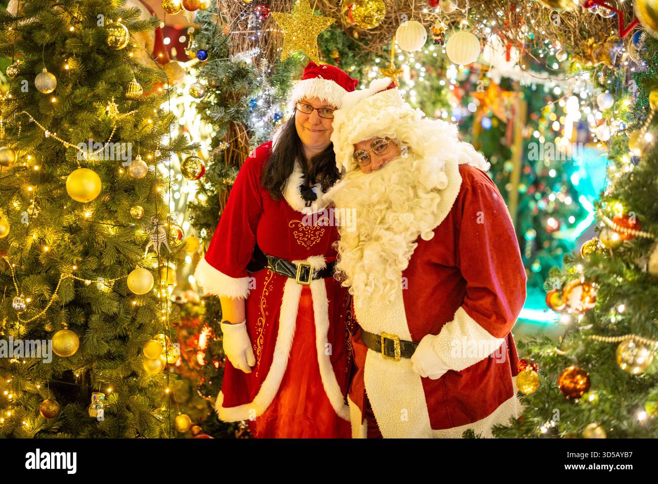 Oberhausen, Germany. 14th Nov, 2025. Nicole Tratz (l-r) as Santa Claus ...