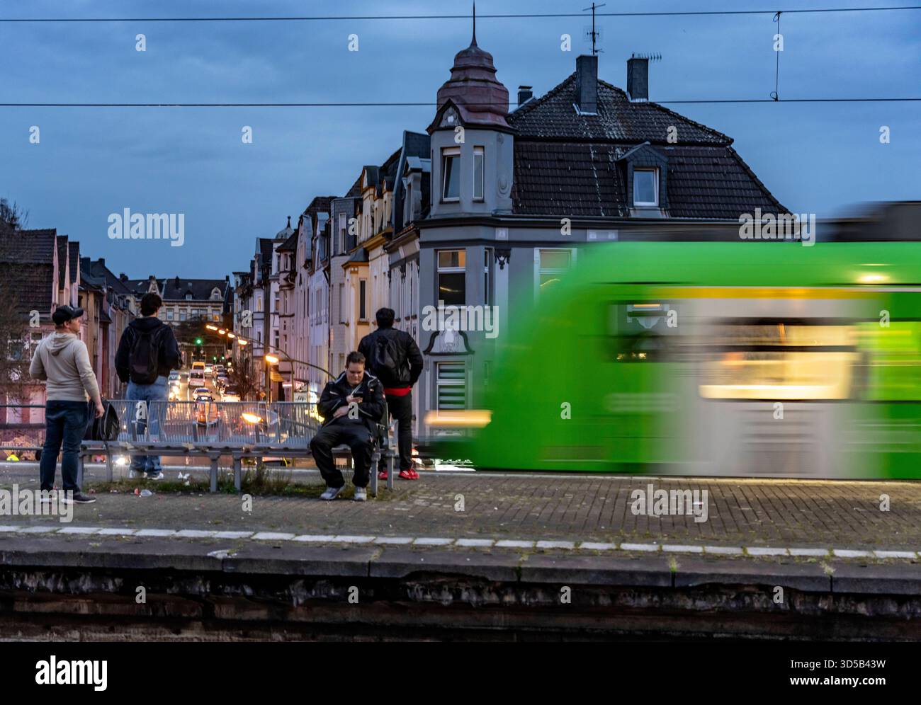S-Bahnhof Essen-Steele, Bahnsteig, Fahrgäste warten am späten ...