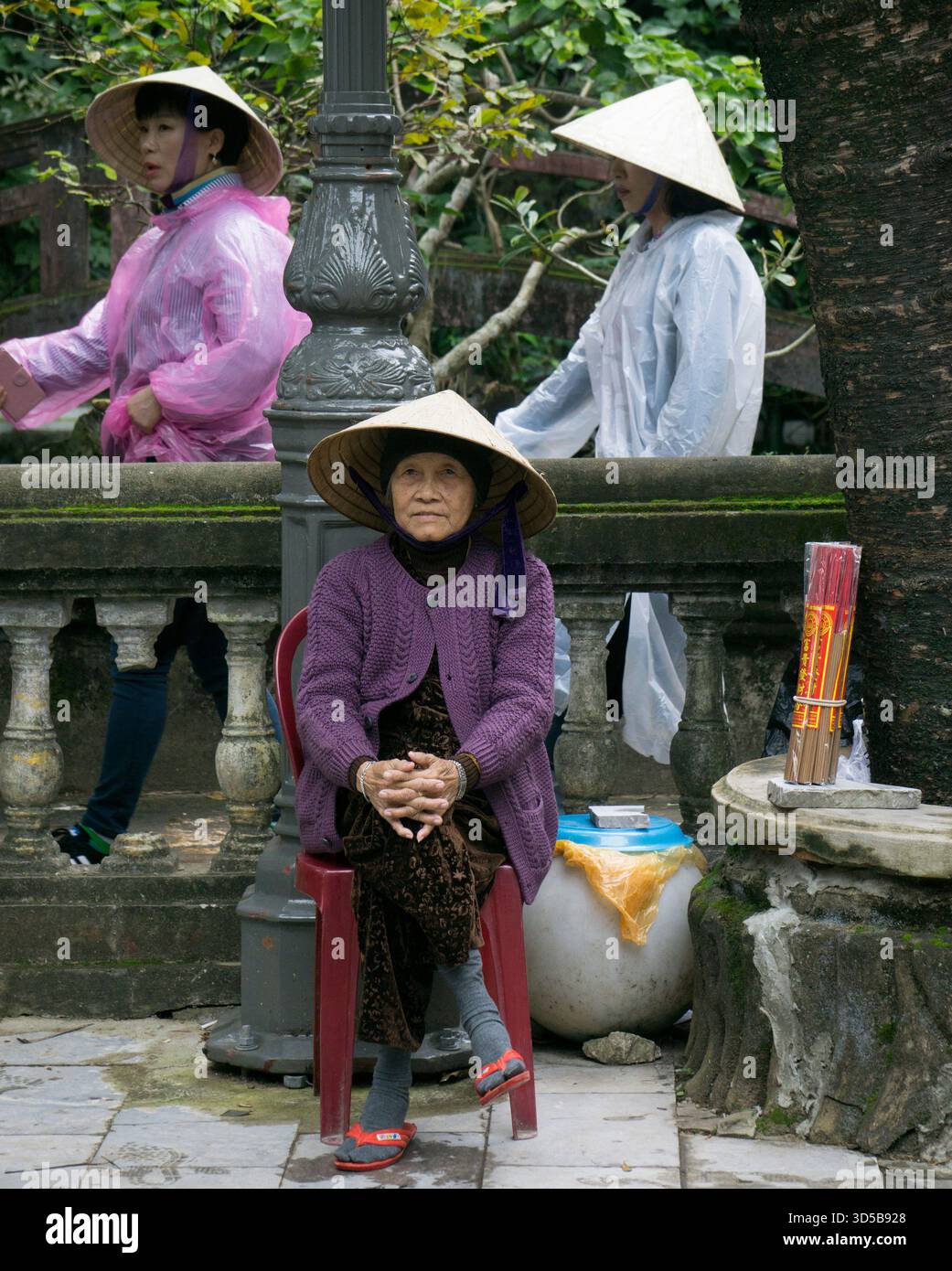 Old woman wearing conical hi-res stock photography and images - Alamy