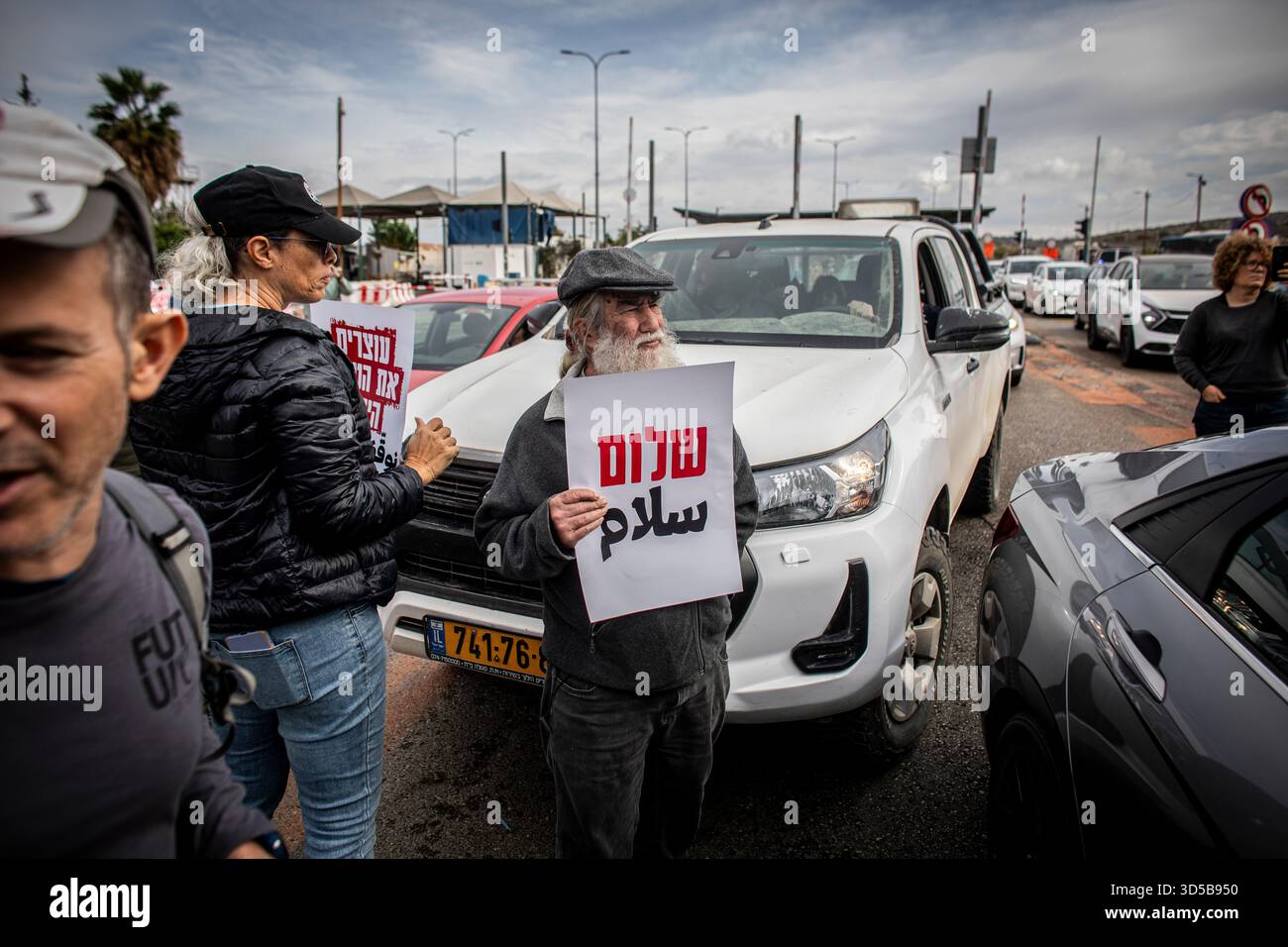 An Israeli peace activist holds up a sign that reads Ò Peace Ó at the ...