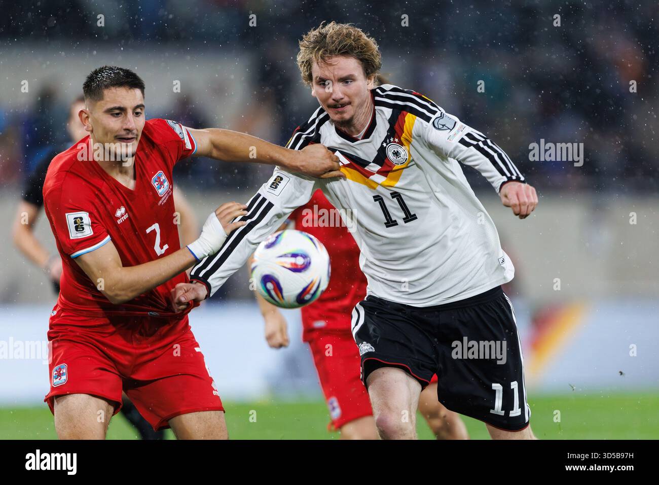 Nick Woltemade (Deutschland) im Zweikampf mit Seid Korac (Luxemburg ...