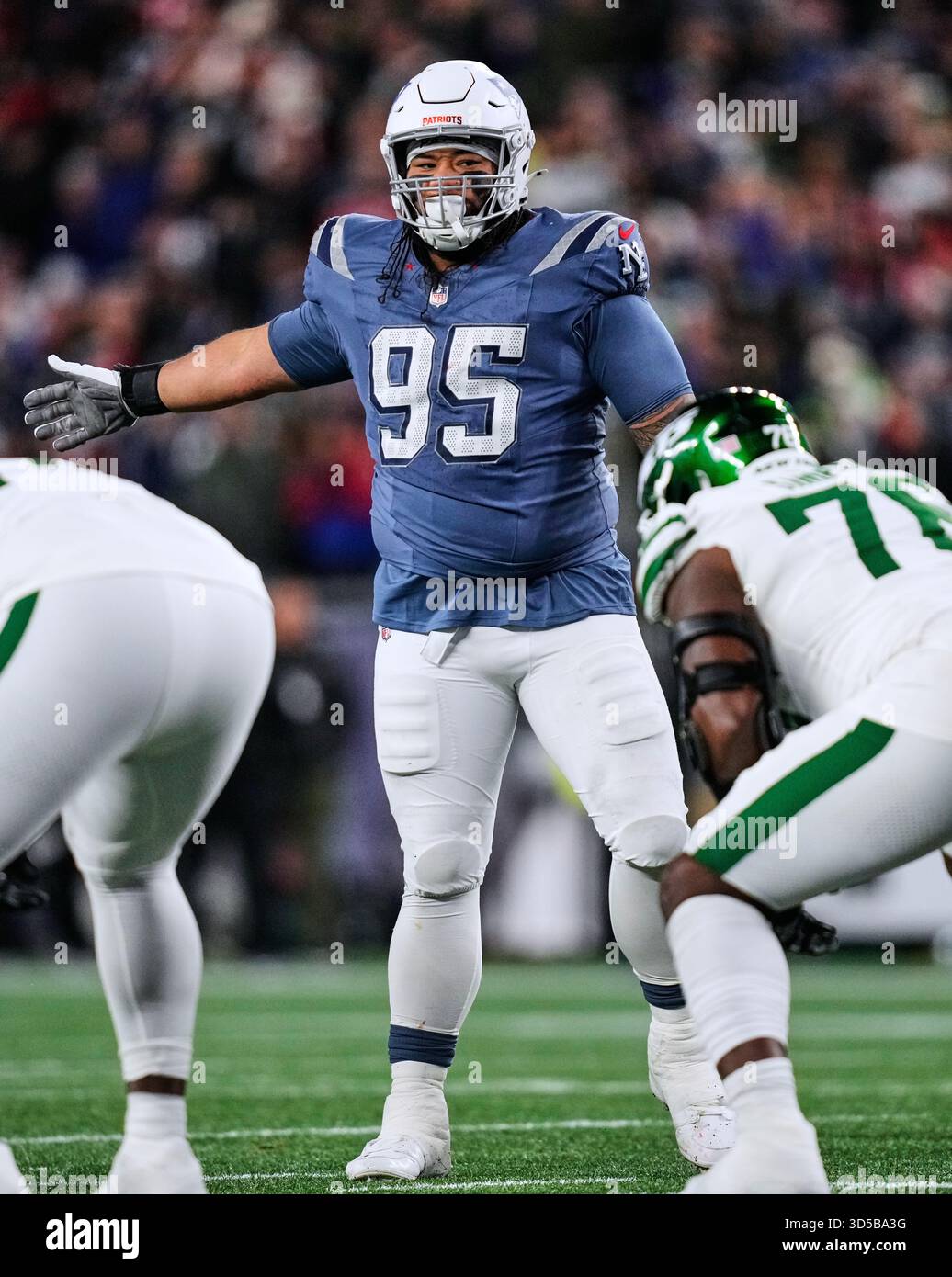 New England Patriots defensive tackle Khyiris Tonga (95) on the line of ...