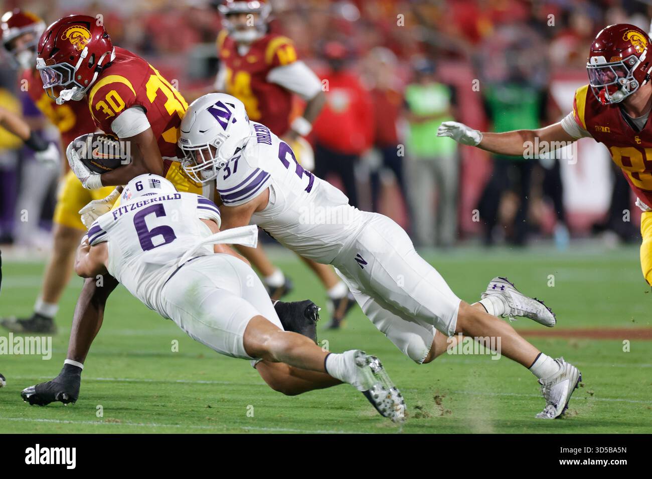 LOS ANGELES, CA - NOVEMBER 07: Northwestern Wildcats linebacker Mac ...
