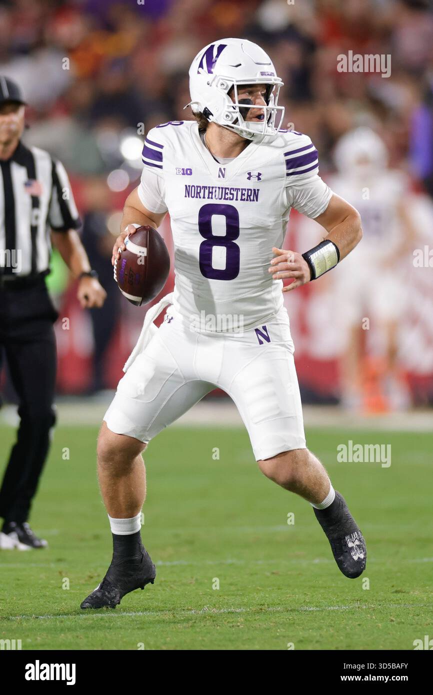 LOS ANGELES, CA - NOVEMBER 07: Northwestern Wildcats quarterback ...