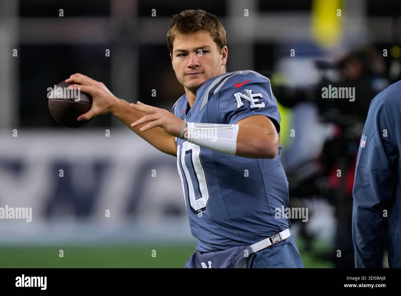 New England Patriots quarterback Drake Maye (10) warms up prior to an ...