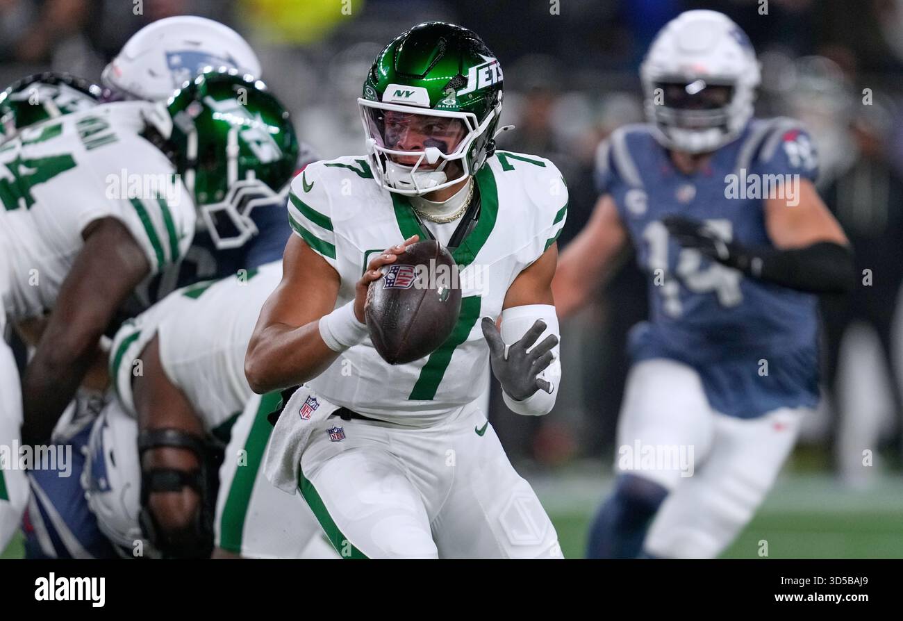 New York Jets quarterback Justin Fields (7) tosses the ball during an ...