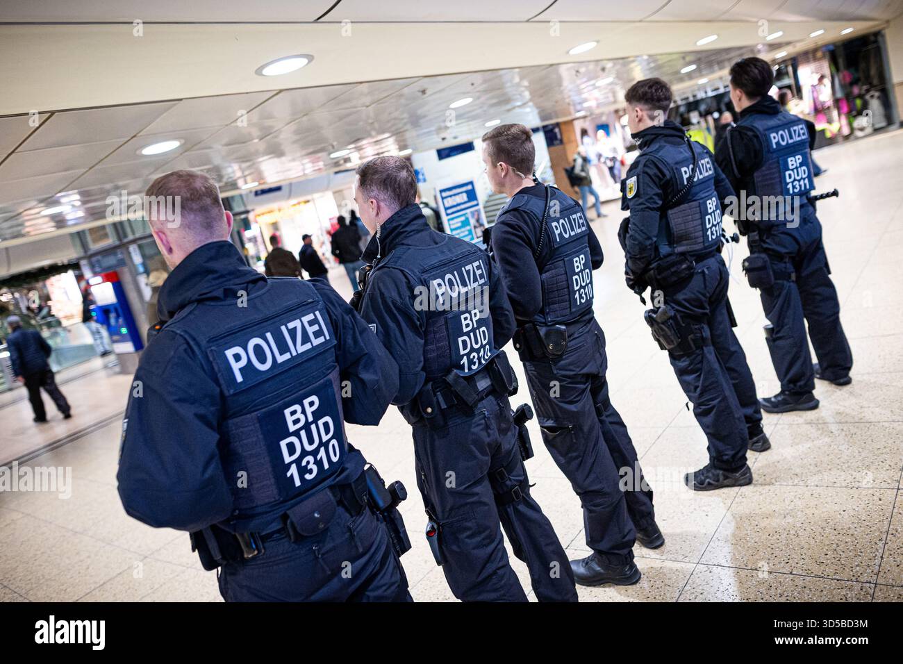 14 November 2025, Lower Saxony, Hanover: Federal police officers stand ...