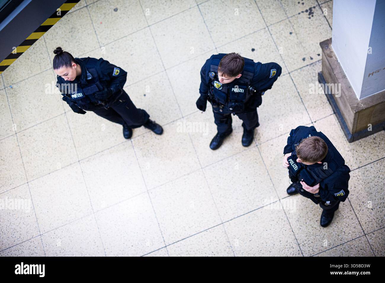 14 November 2025, Lower Saxony, Hanover: Federal police officers stand ...
