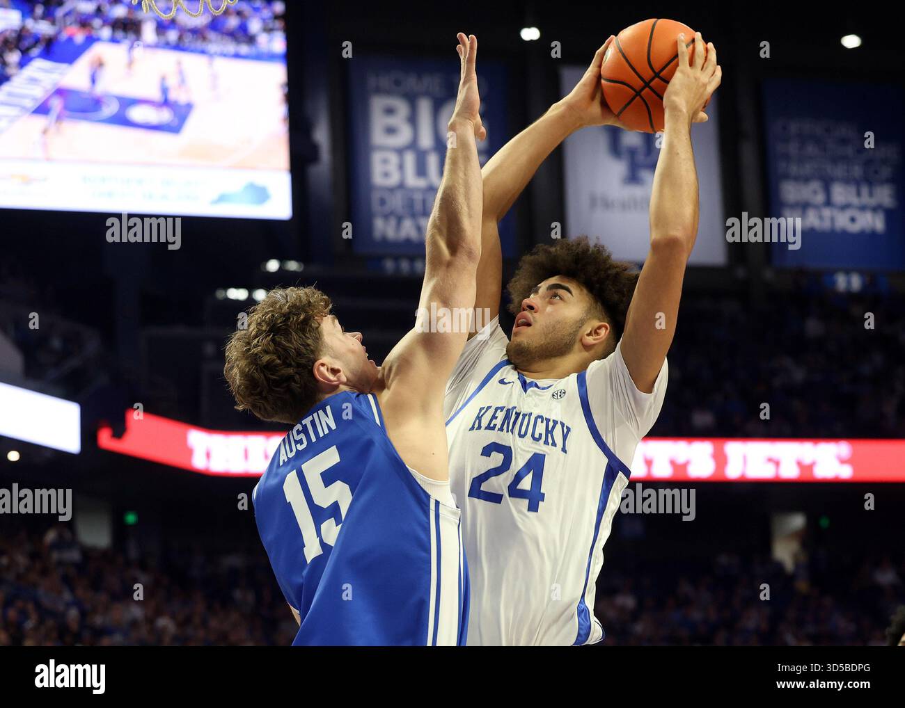 Kentucky's Malachi Moreno (24) shoots while pressured by Eastern ...