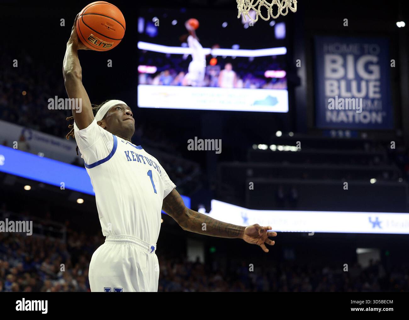 Kentucky's Denzel Aberdeen goes up for a dunk during the first half of ...