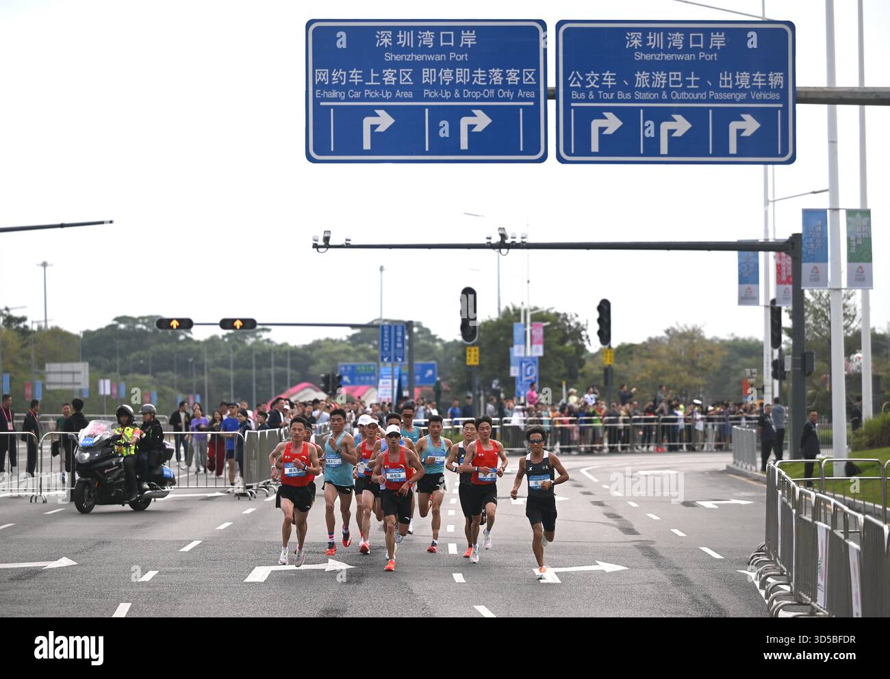 (251115) -- SHENZHEN, Nov. 15, 2025 (Xinhua) -- Athletes compete during ...