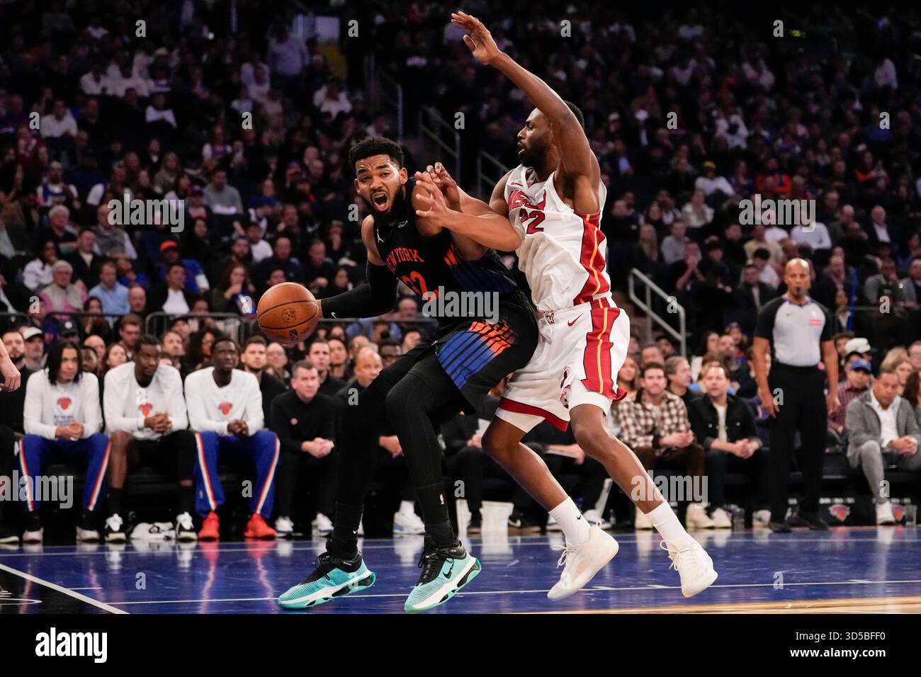 New York Knicks center Karl-Anthony Towns (32) drives past Miami Heat ...