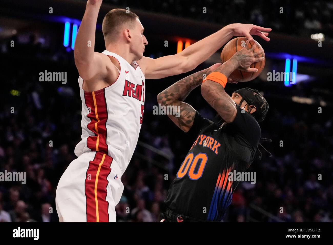 Miami Heat forward Nikola Jovic, left, defends against New York Knicks ...