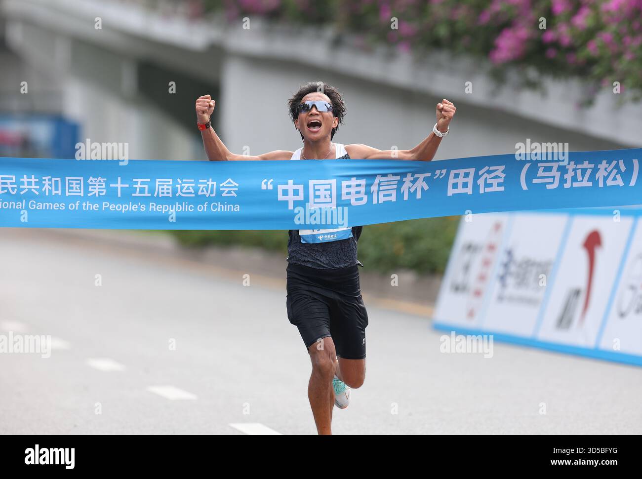 (251115) -- SHENZHEN, Nov. 15, 2025 (Xinhua) -- He Jie of Ningxia ...
