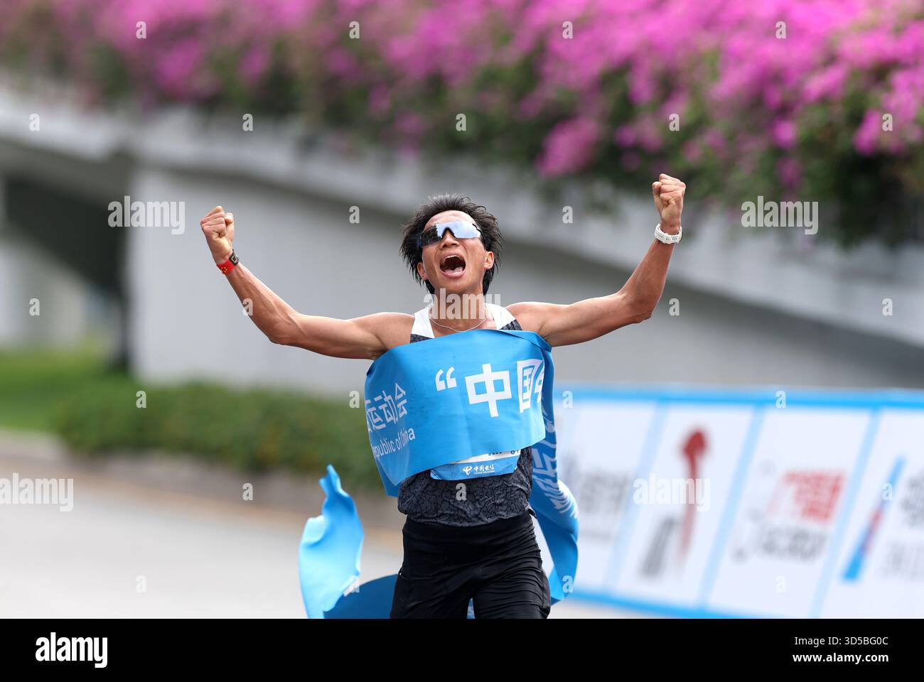 (251115) -- SHENZHEN, Nov. 15, 2025 (Xinhua) -- He Jie of Ningxia ...