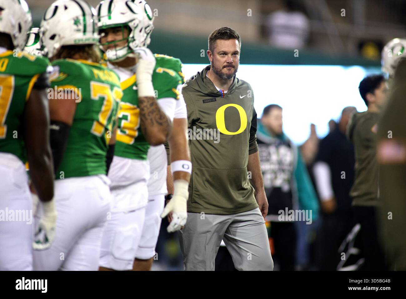 Oregon head coach Dan Lanning watches warmups before an NCAA college ...