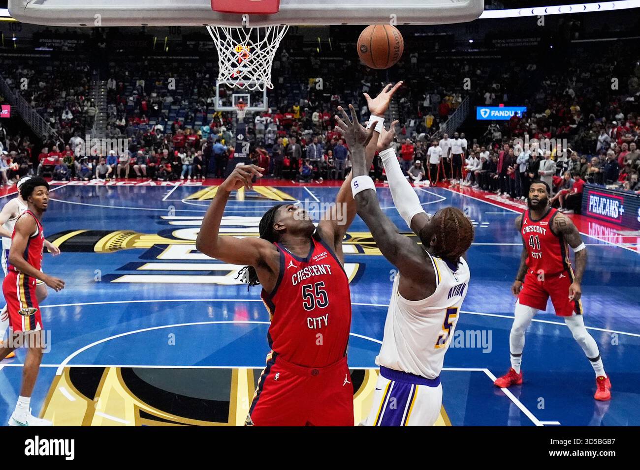 New Orleans Pelicans forward Kevon Looney (55) and Los Angeles Lakers ...