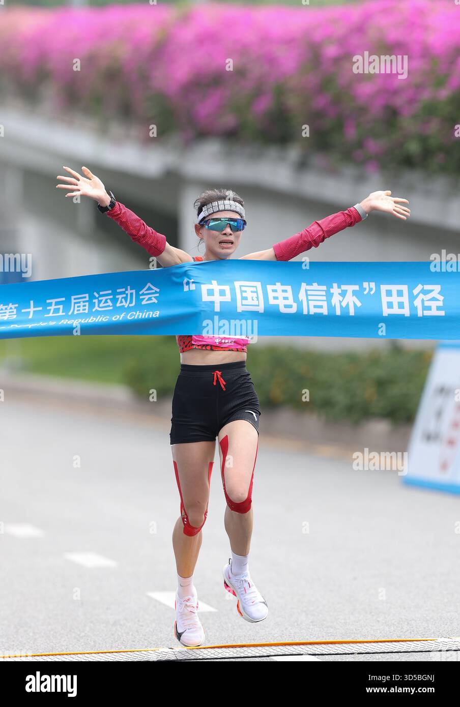 (251115) -- SHENZHEN, Nov. 15, 2025 (Xinhua) -- Zhang Deshun of Yunnan ...