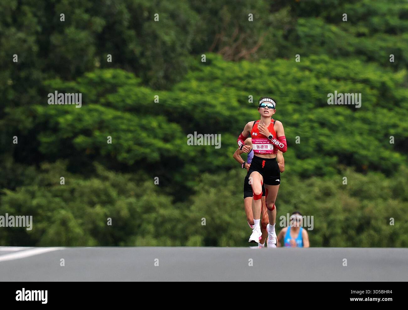 (251115) -- SHENZHEN, Nov. 15, 2025 (Xinhua) -- Zhang Deshun (front) of ...