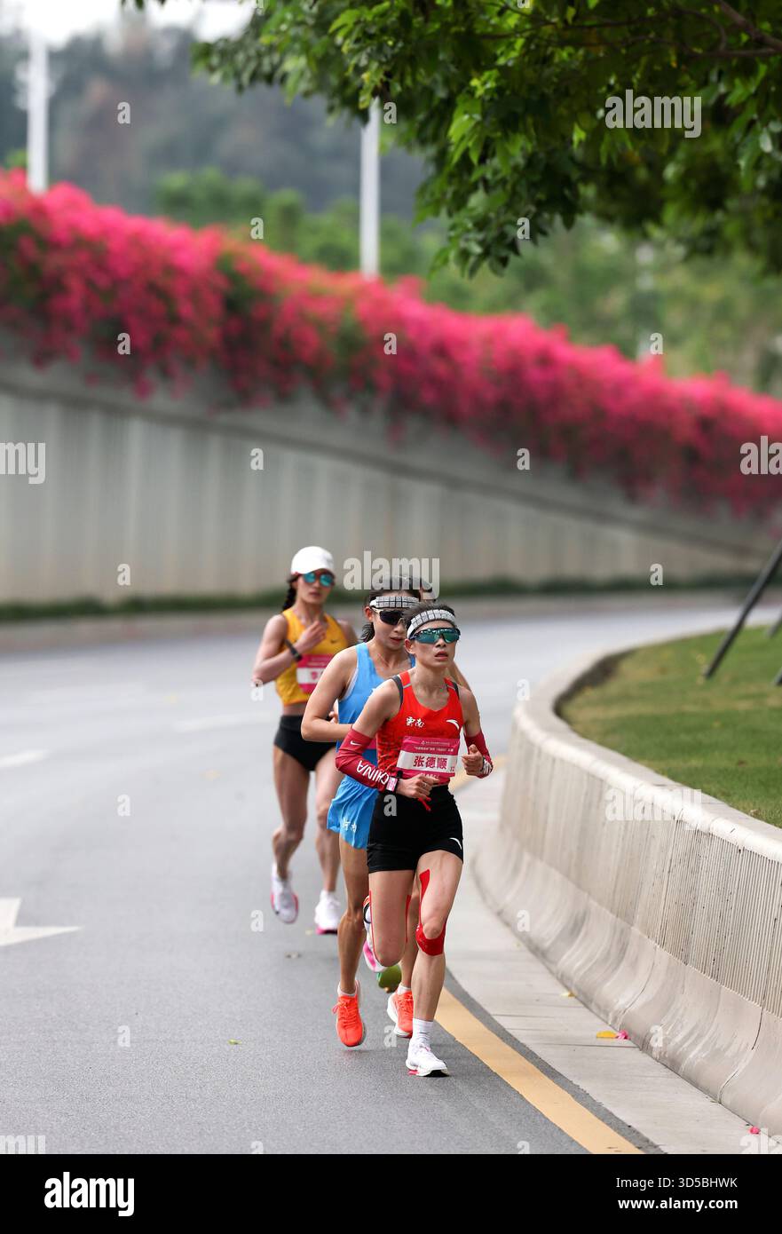 (251115) -- SHENZHEN, Nov. 15, 2025 (Xinhua) -- Zhang Deshun (front) of ...