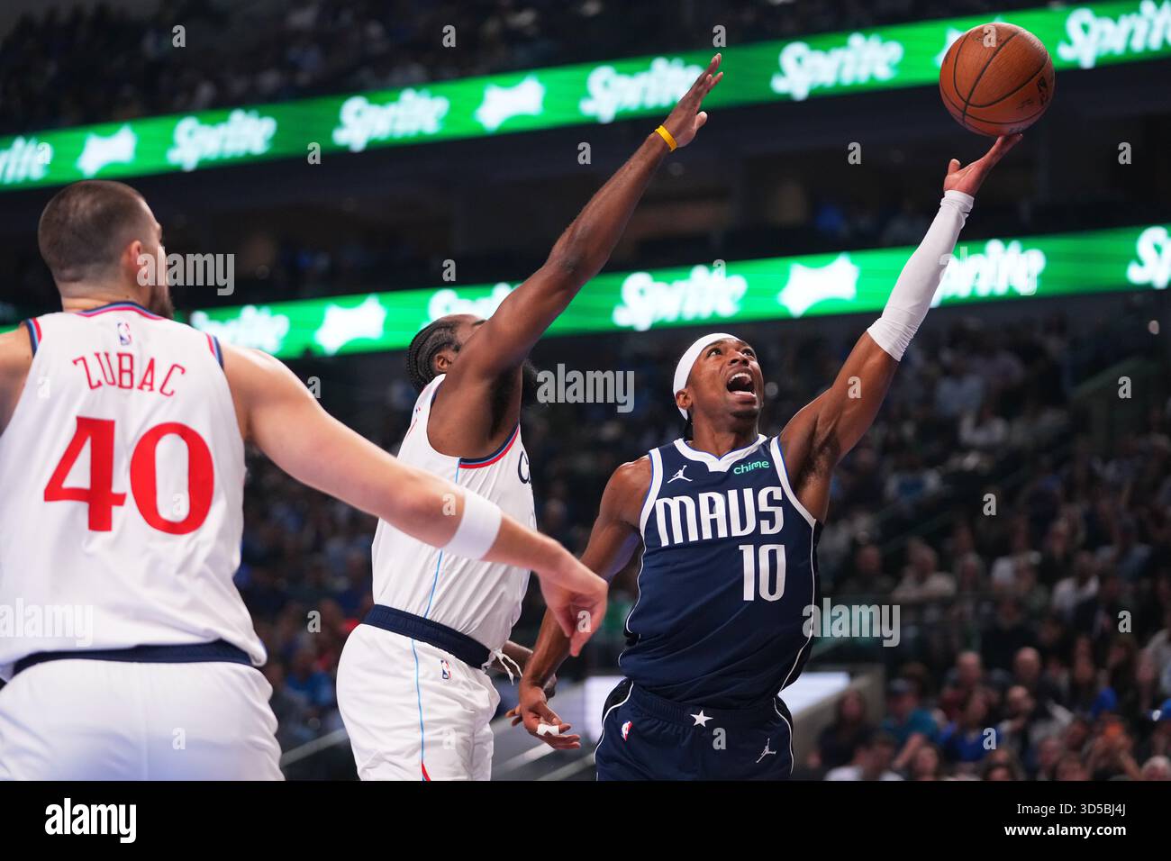 Dallas Mavericks guard Brandon Williams (10) goes up for a basket ...